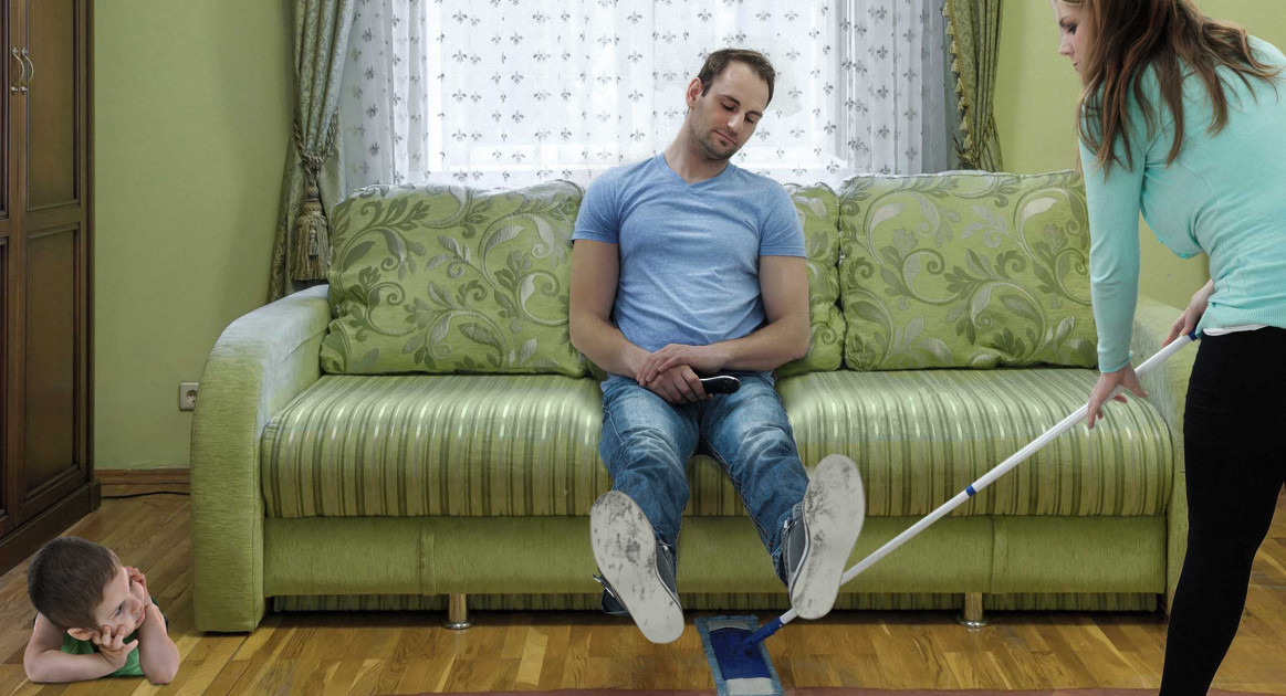 أب يساعد تلك المرأة التي تسكن في بيته مع ابنها
